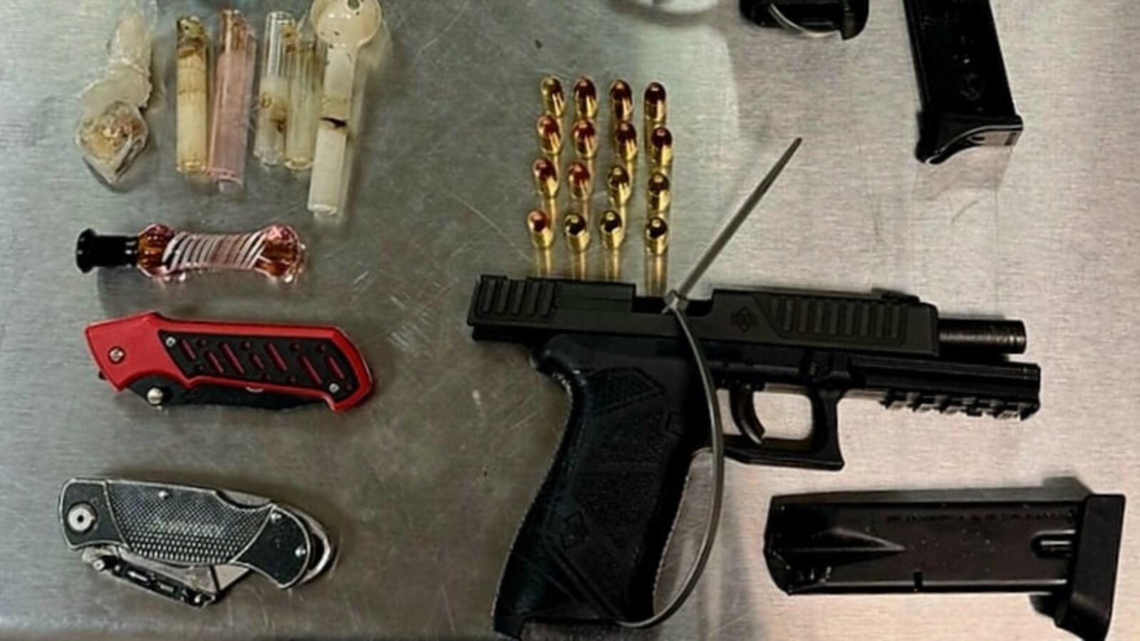 Sorprenden a conductor con cargamento de droga y dos armas de fuego Sorprenden a conductor con cargamento de droga y dos armas de fuego